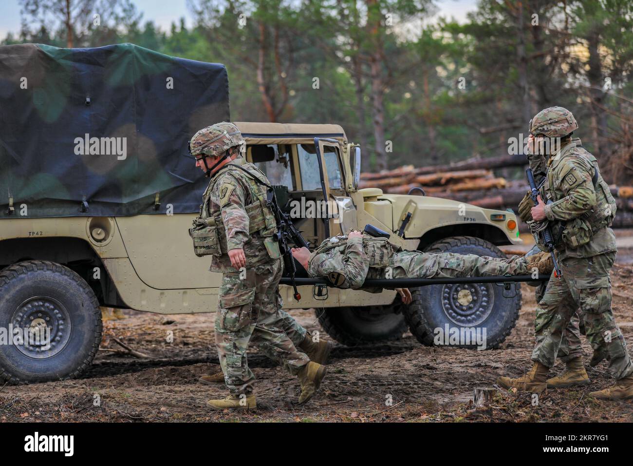 U.S. Soldiers assigned to Bravo Battery, Death Dealers, 2nd Battalion ...