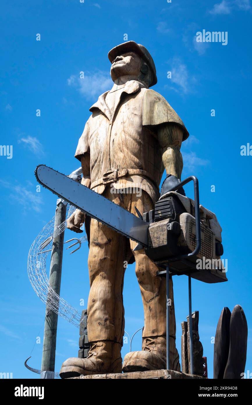 Talking Poles, The Pine Man, carved wooden statues in Tokoroa, Waikato ...