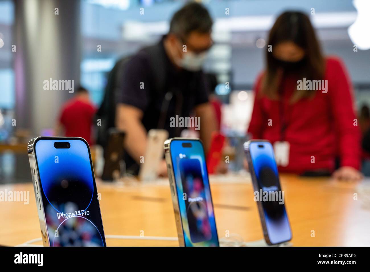 Iphone 14 series hi-res stock photography and images - Alamy