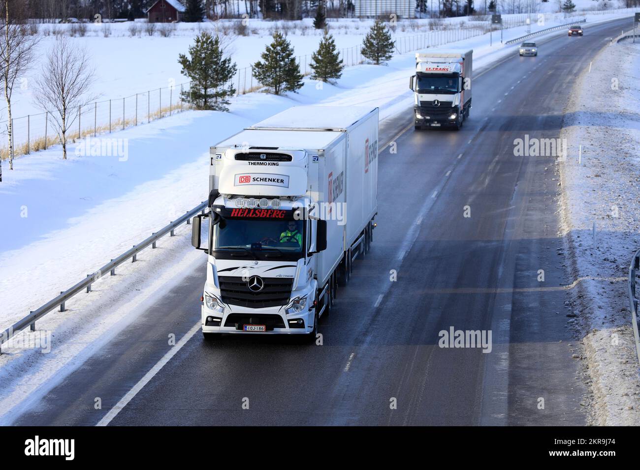 Mercedes-Benz Actros truck Hellsberg pulls DB Schenker Thermo King ...