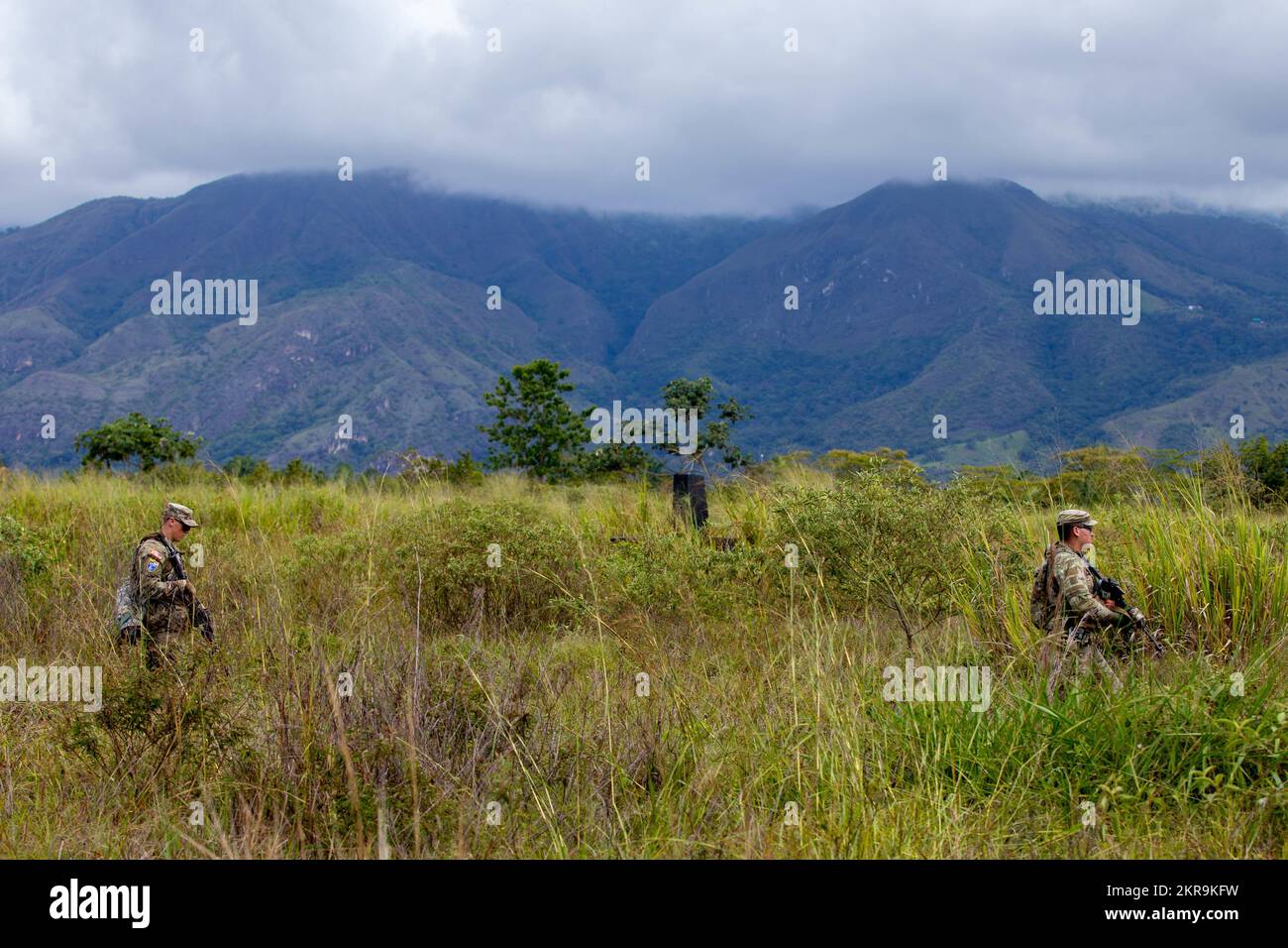 Soldiers assigned to Bravo Company, 2nd Battalion, 130th Infantry ...
