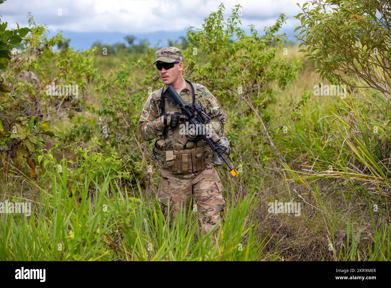 Soldiers assigned to Bravo Company, 2nd Battalion, 130th Infantry ...