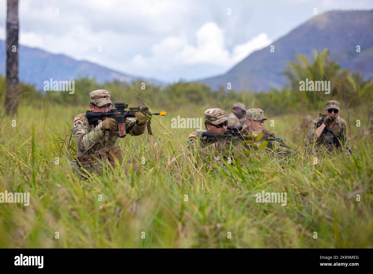 Soldiers assigned to Bravo Company, 2nd Battalion, 130th Infantry ...