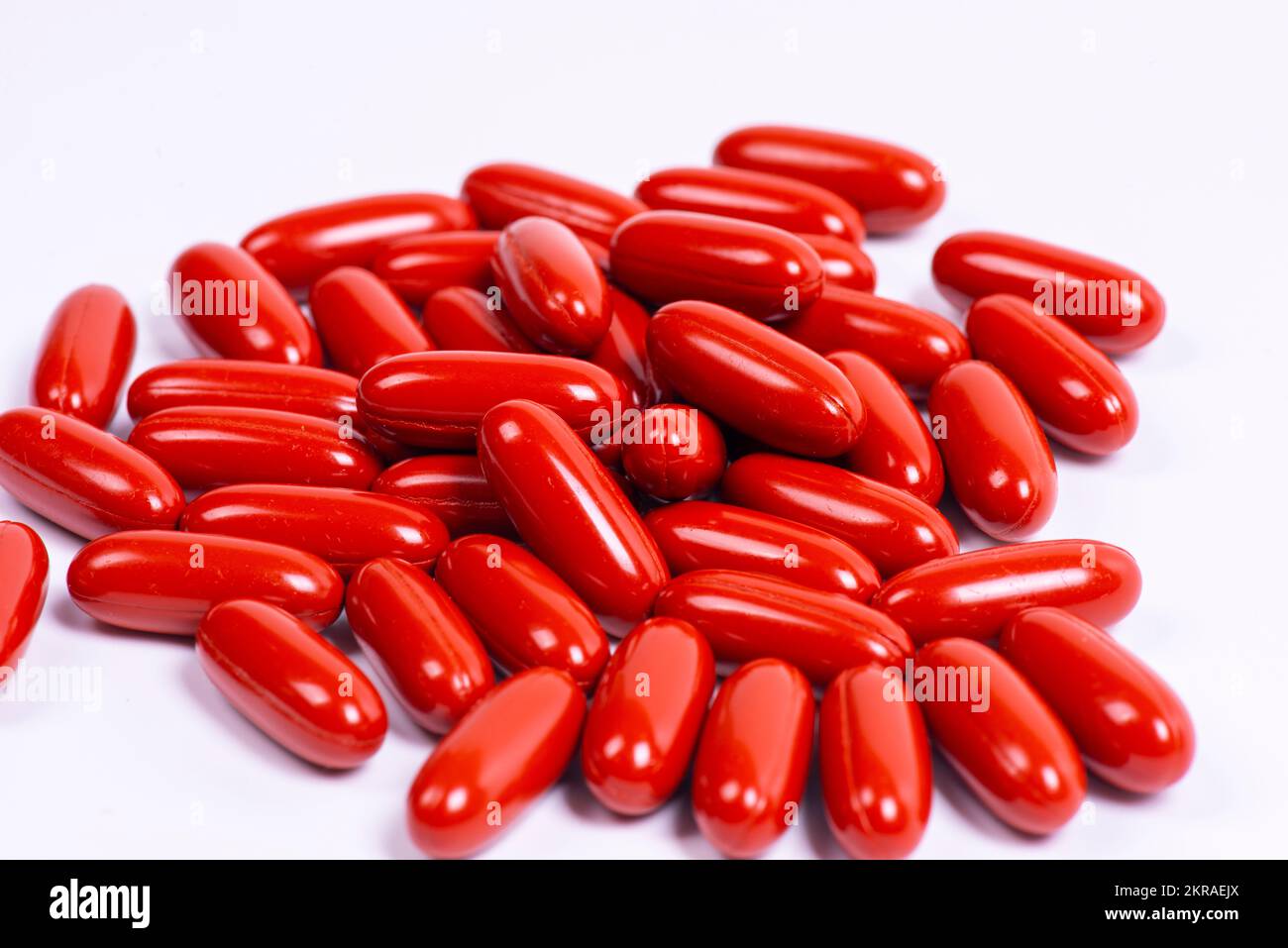 Red pill capsules isolated. red medical pills Stock Photo - Alamy