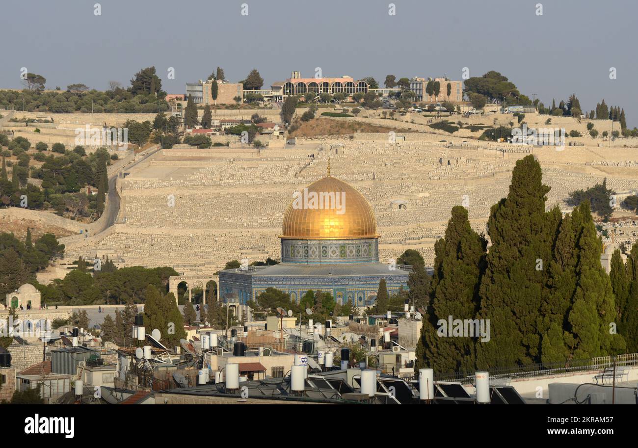 The beautiful Dome of the Rock on top of the Temple Mount in Jerusalem ...