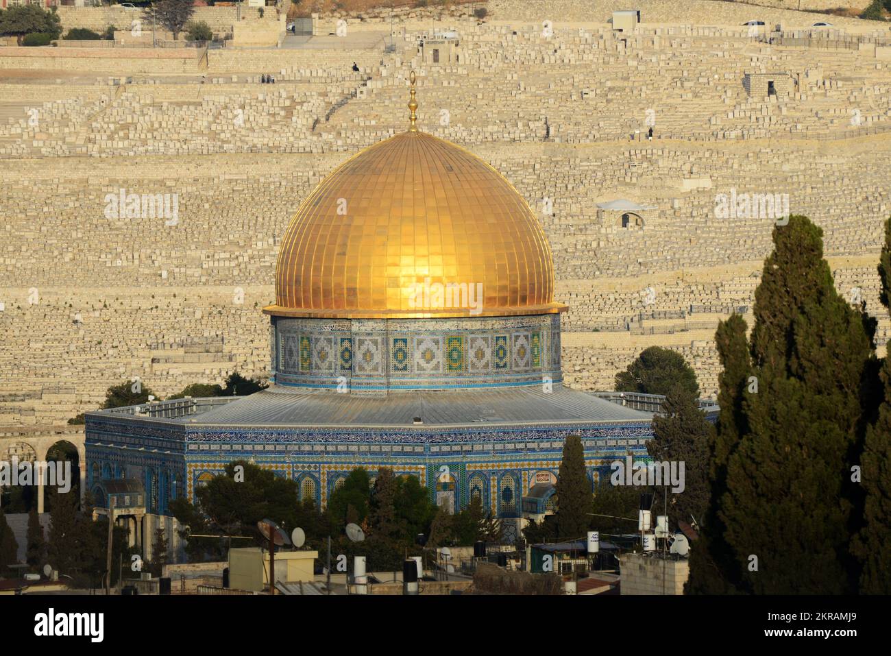 The beautiful Dome of the Rock on top of the Temple Mount in Jerusalem ...
