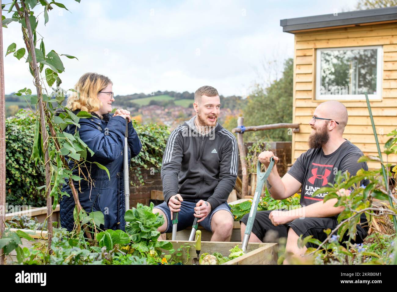 Urban gardeners growing community hi-res stock photography and images ...