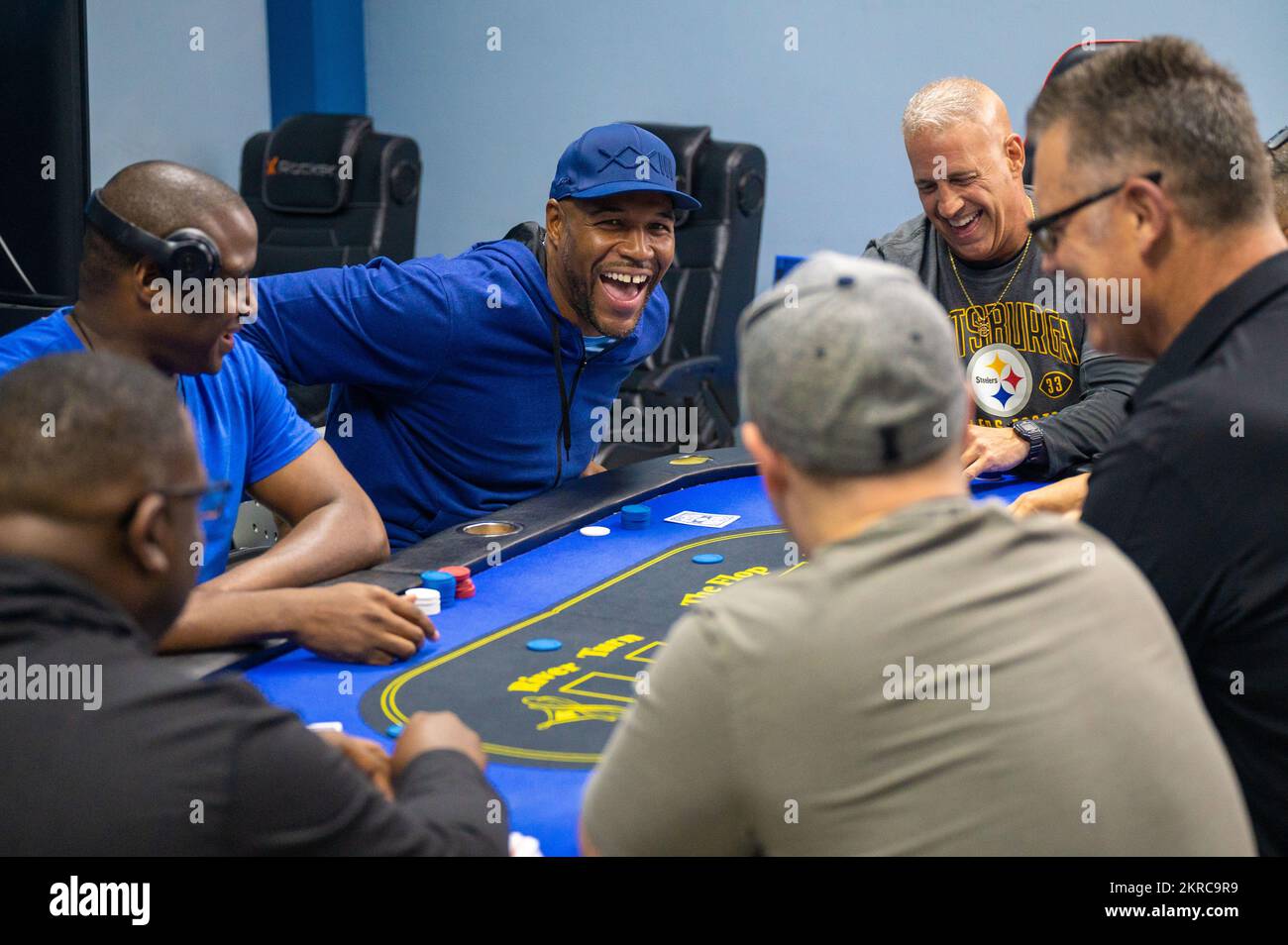 Michael Strahan and Howie Long, Fox NFL Sunday, play a game of Texas ...