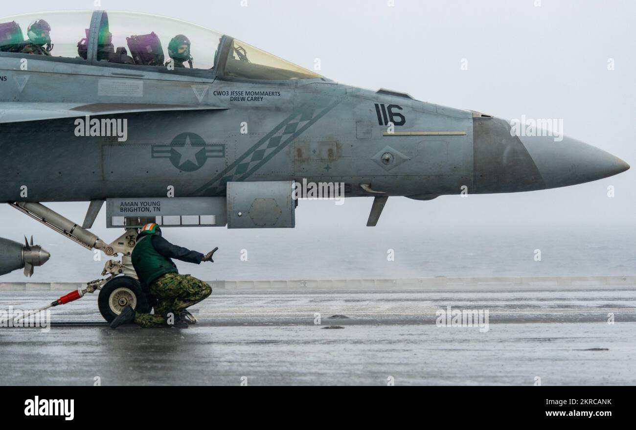 221113-N-DW158-1020 PHILIPPINE SEA (Nov. 13, 2022) An F/A-18F Super ...