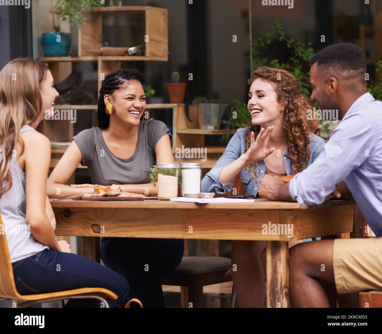 Friend hanging out cafe hi-res stock photography and images - Alamy