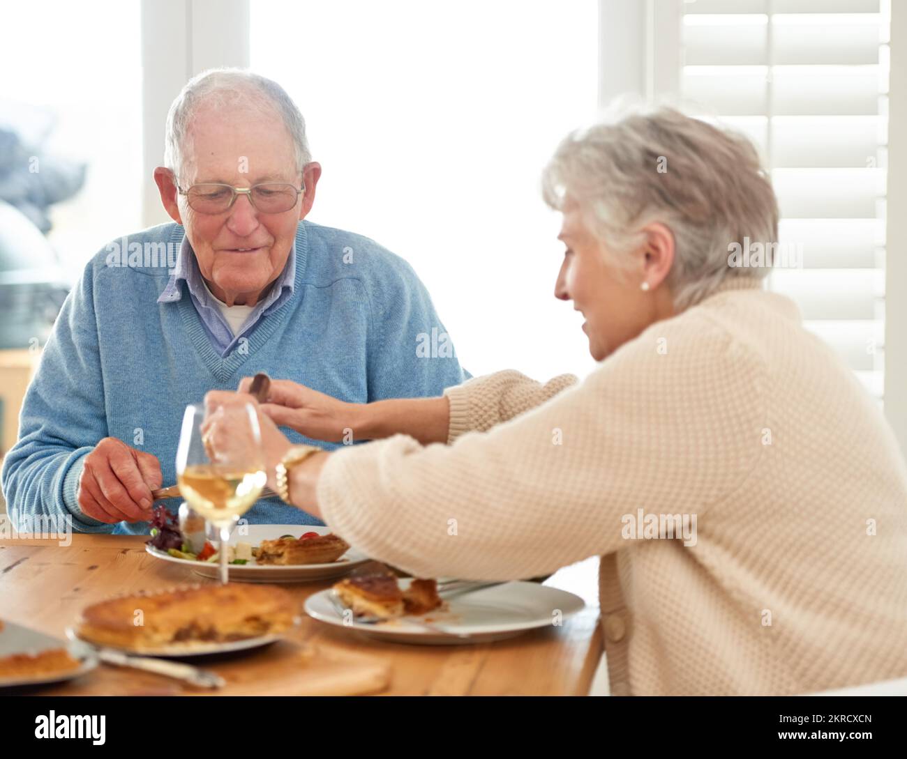 Old couple eating lunch hi-res stock photography and images - Alamy