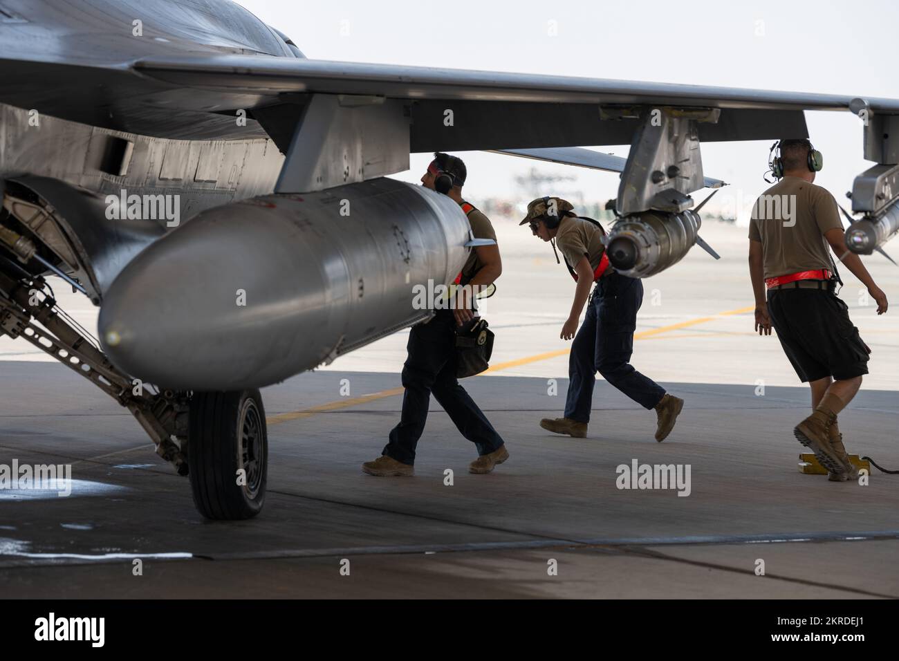 U.S. Air Force Airmen assigned to the 77th Expeditionary Fighter ...