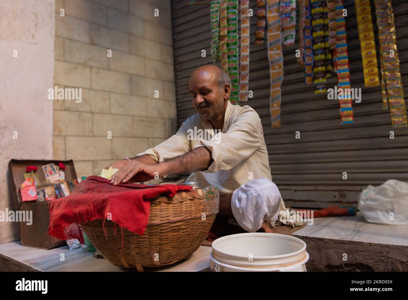Portrait of an old aged panwala and his shop Stock Photo - Alamy
