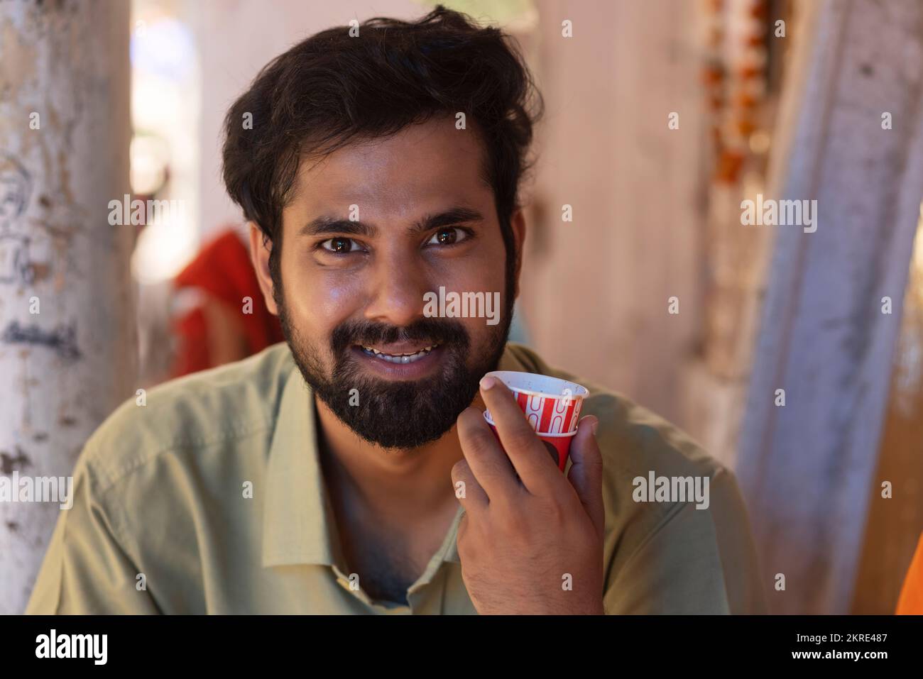 Man drinking looking camera close up hi-res stock photography and ...