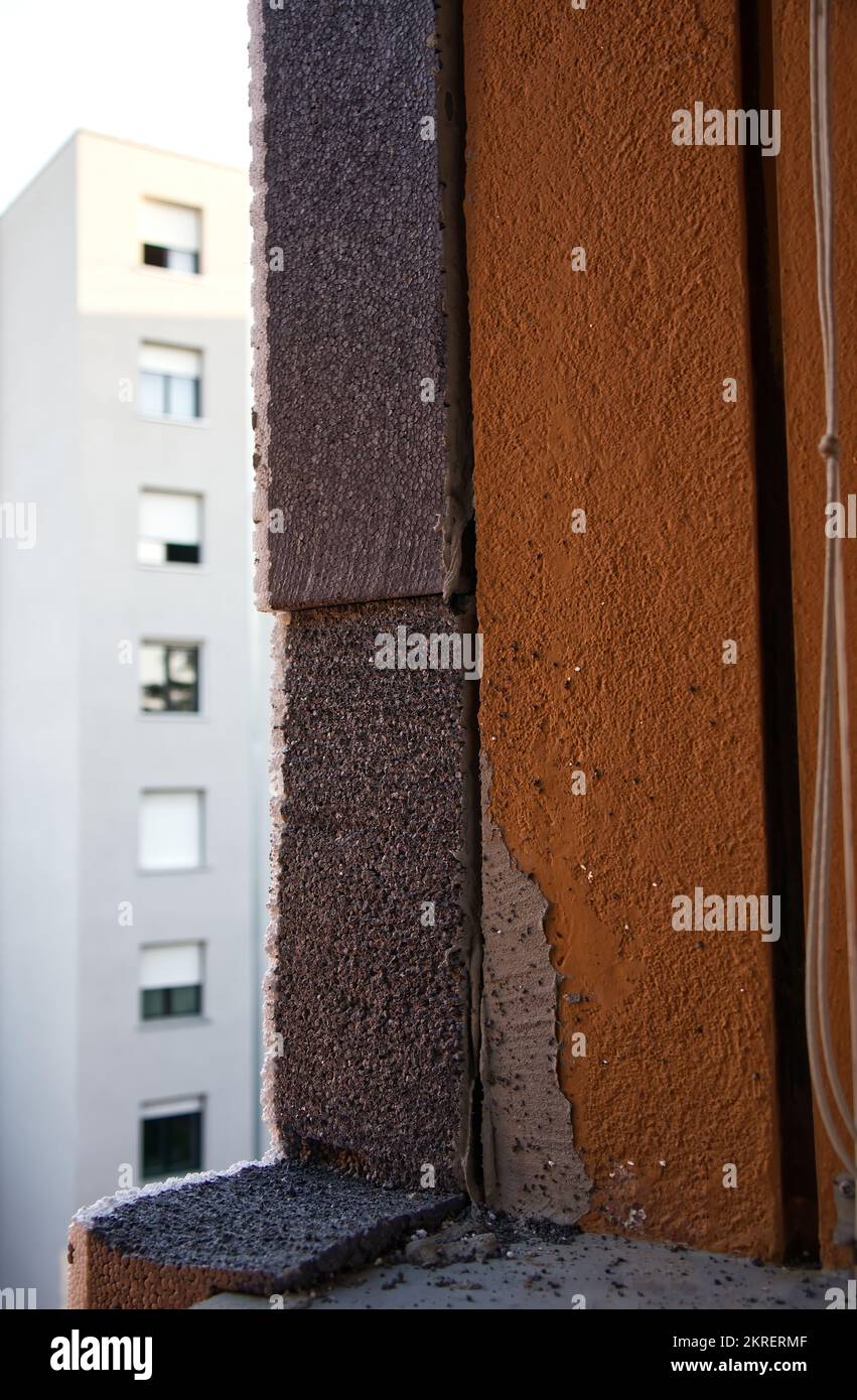 Insulating panels of molded expanded polystyrene for construction of ...