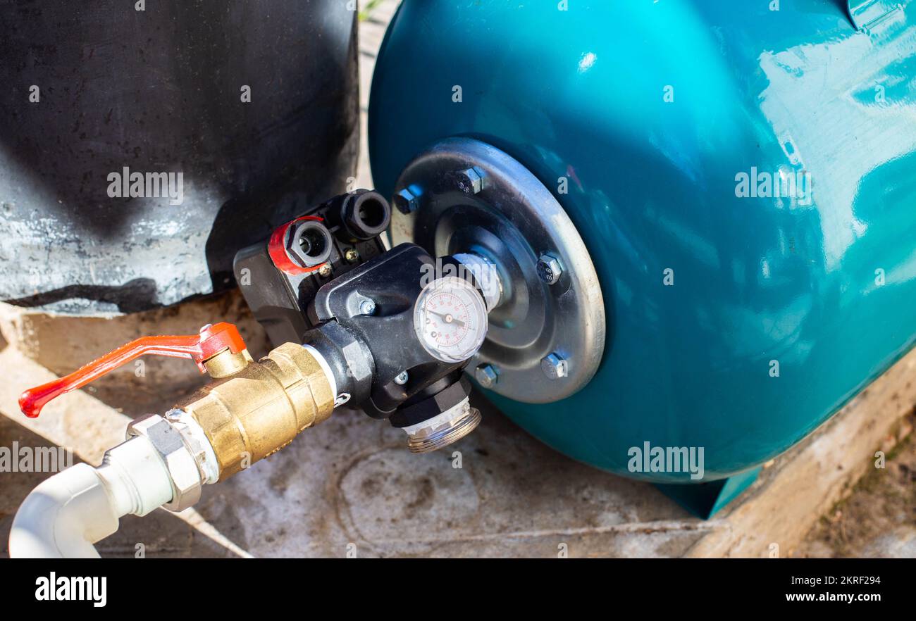Water supply system with a hydraulic tank and a cleaning filter from a ...