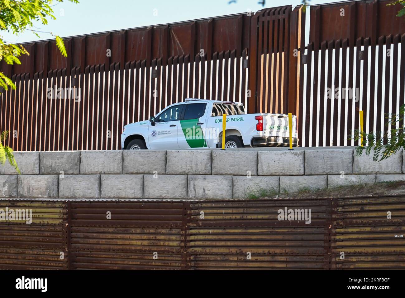 General overall view of a border patrol agent at the San Ysidro Border ...