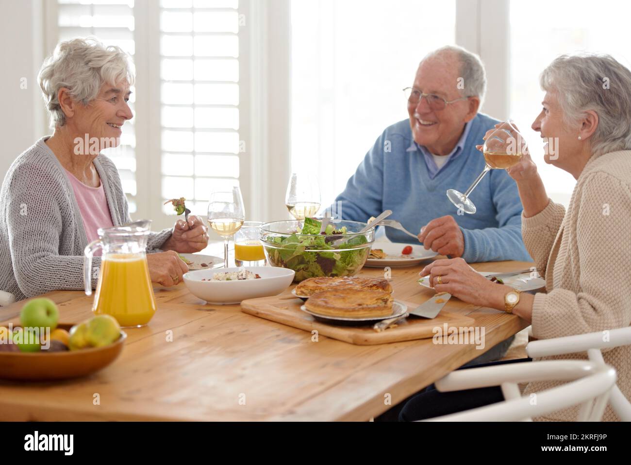 Old couple eating lunch hi-res stock photography and images - Alamy