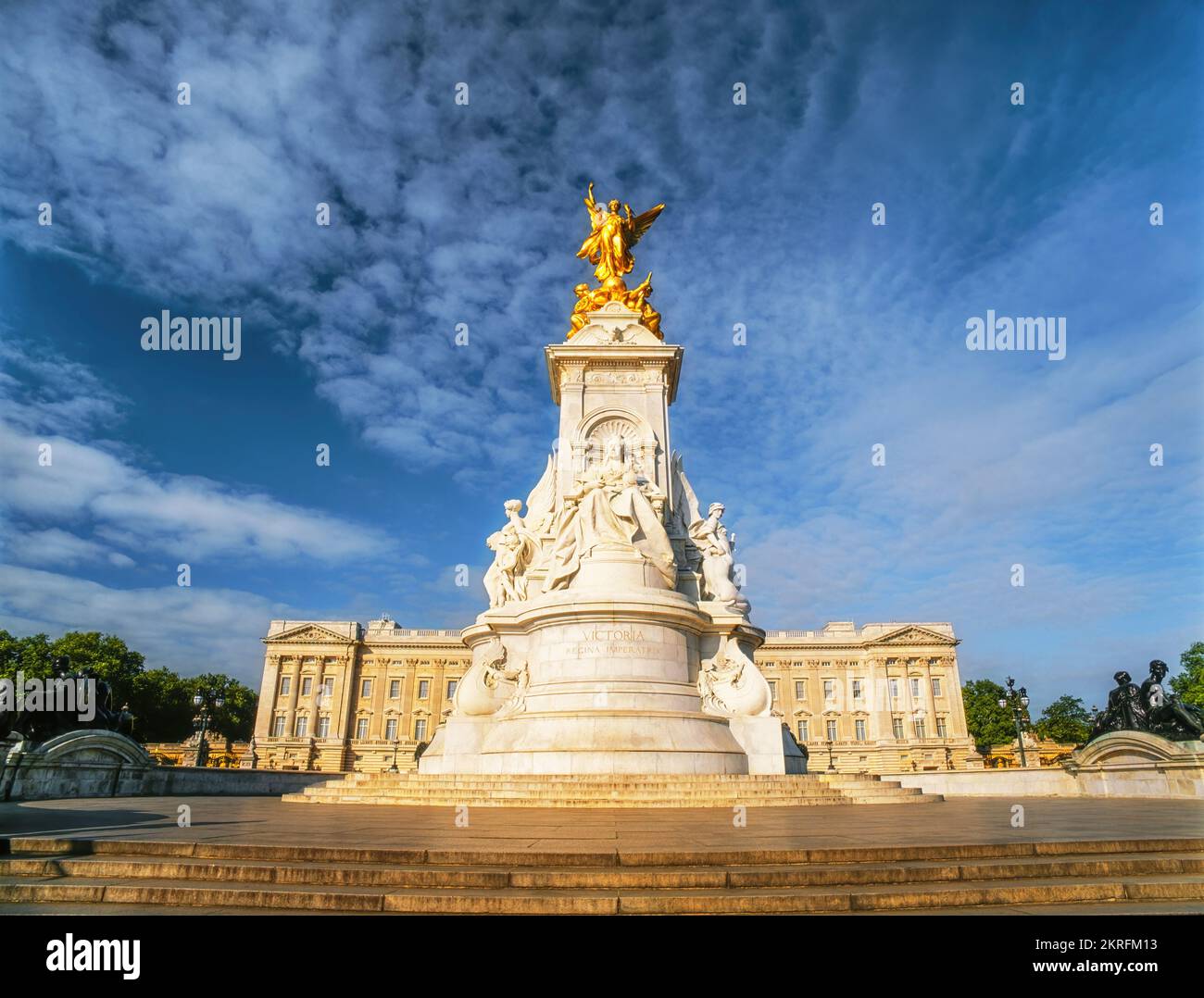 Her majesty queen victoria statue hi-res stock photography and images - Alamy