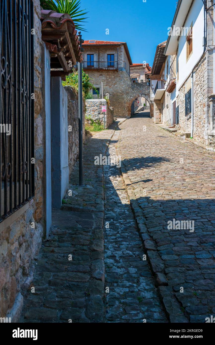 Narrow city alley hi-res stock photography and images - Alamy