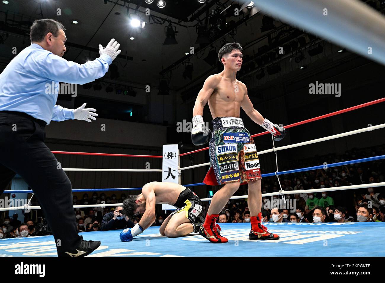 Shu Utsuki (black gloves) knocks down Jirolian Riku (blue gloves ...