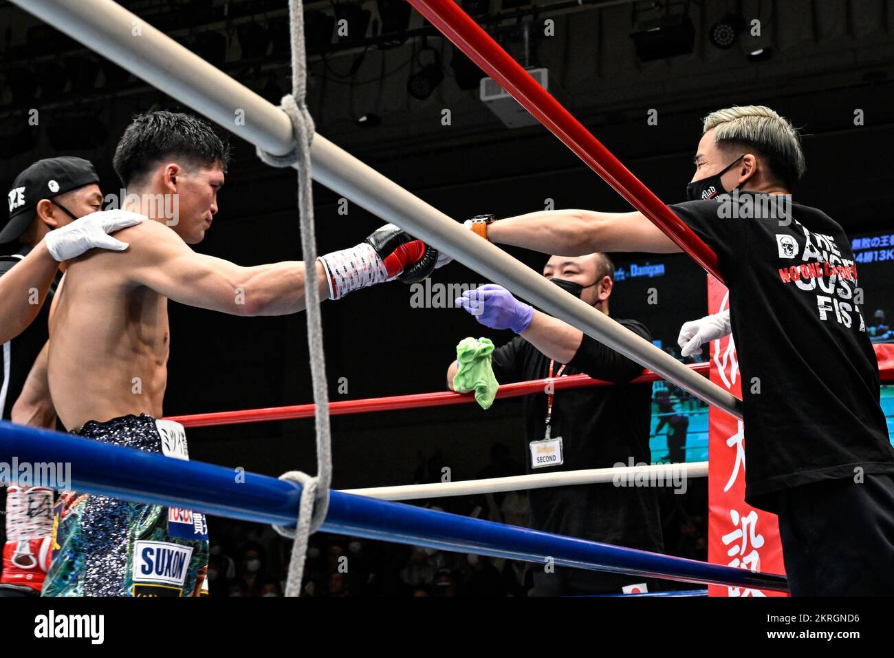 Tokyo, Japan. 17th Nov, 2022. Shu Utsuki is congratulated by Hiroto ...