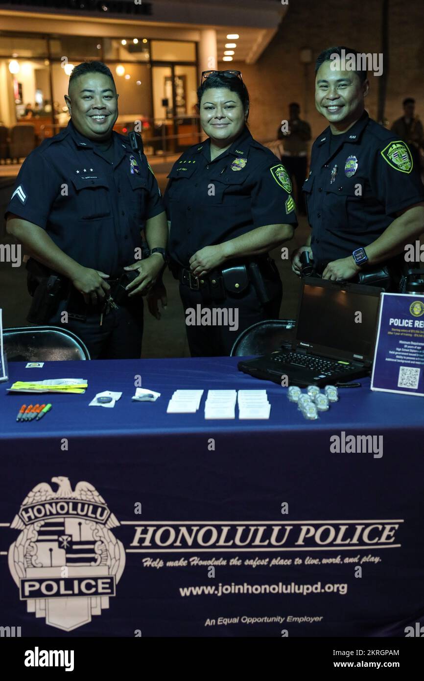 Police Officers with the Honolulu Police Department pose for a photo ...