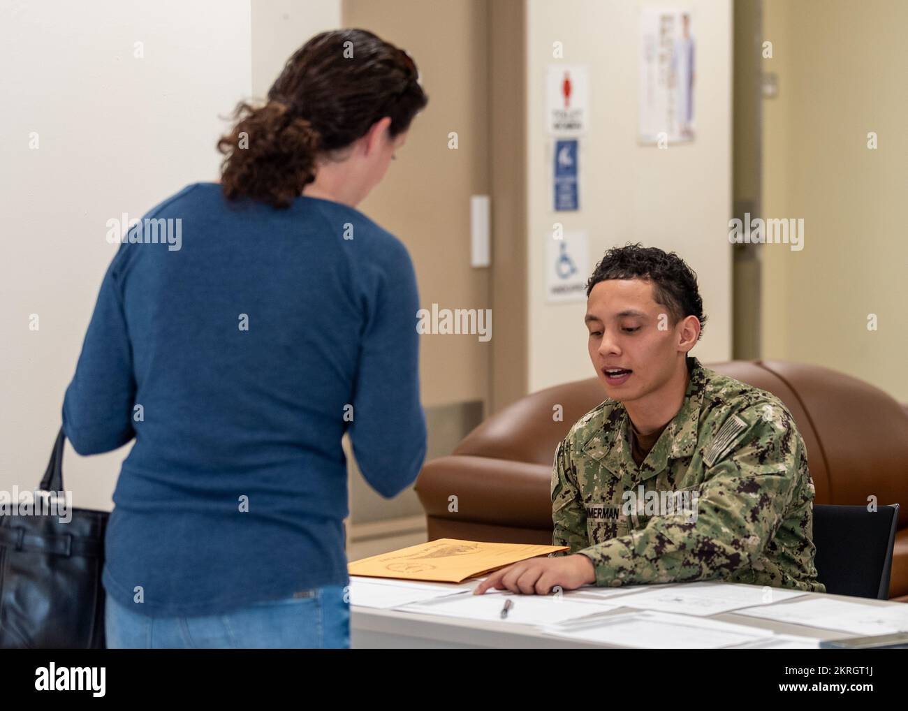 Naval air facility personnel hi-res stock photography and images - Alamy