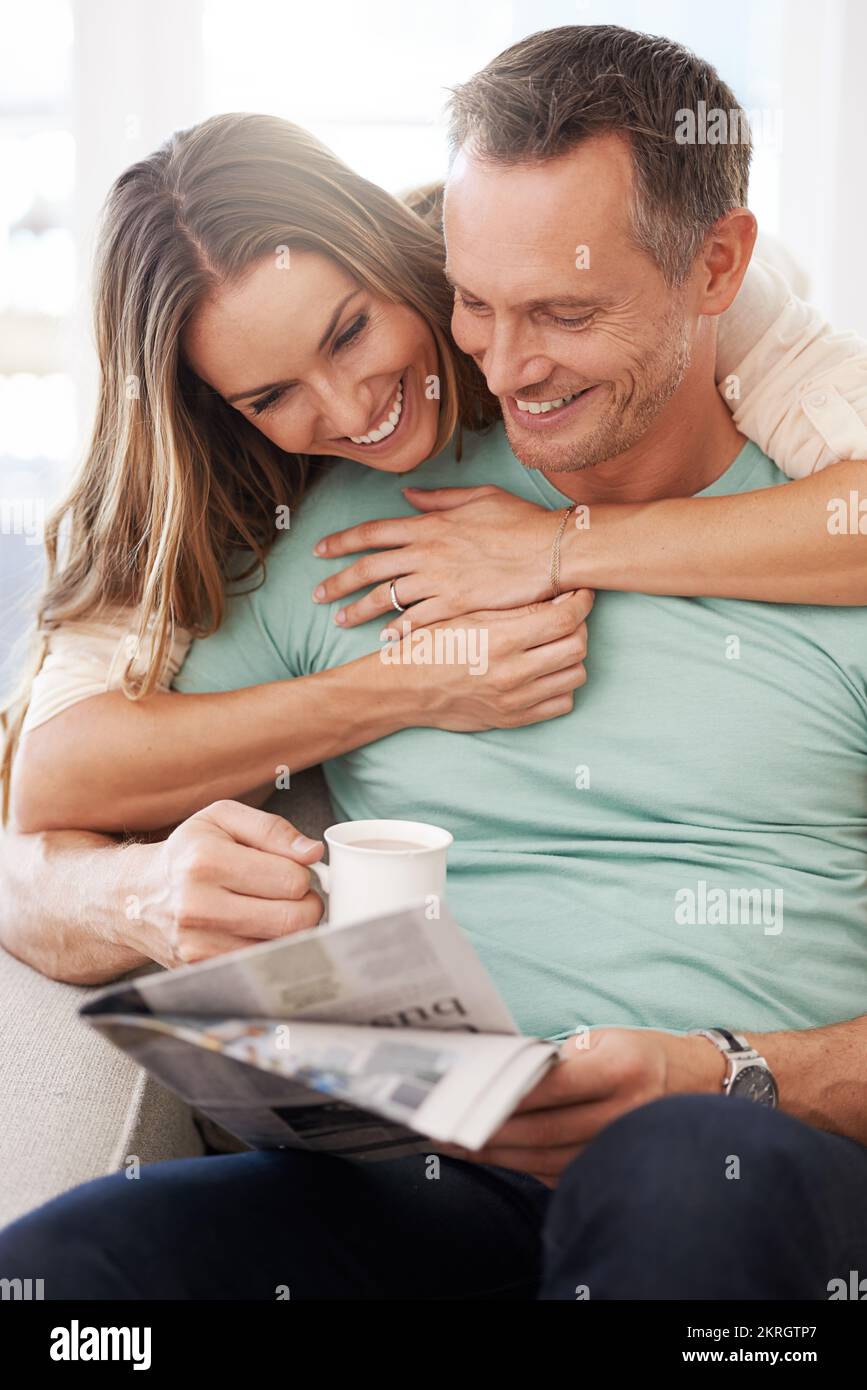 Two people read newspaper hi-res stock photography and images - Alamy