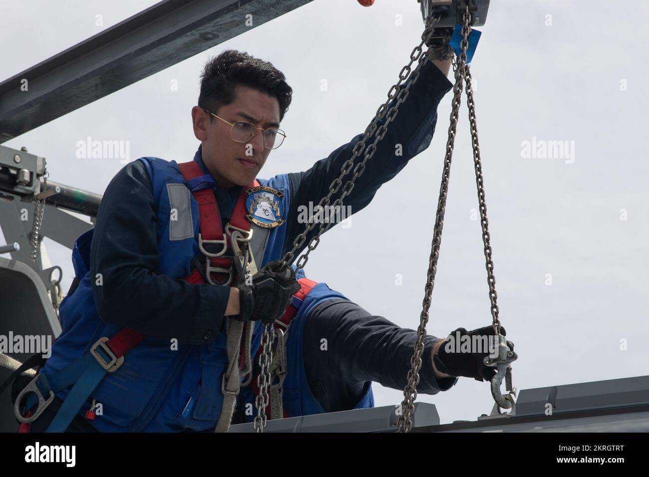 221117-N-IL330-1052 PACIFIC OCEAN (Nov. 17, 2022) – Fire Controlman 2nd ...