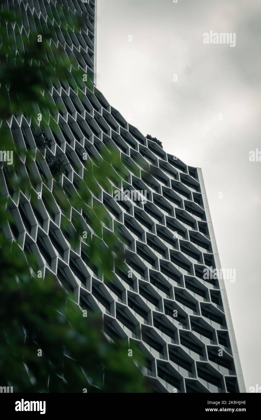 Hexagonal design on a skyscraper Stock Photo - Alamy