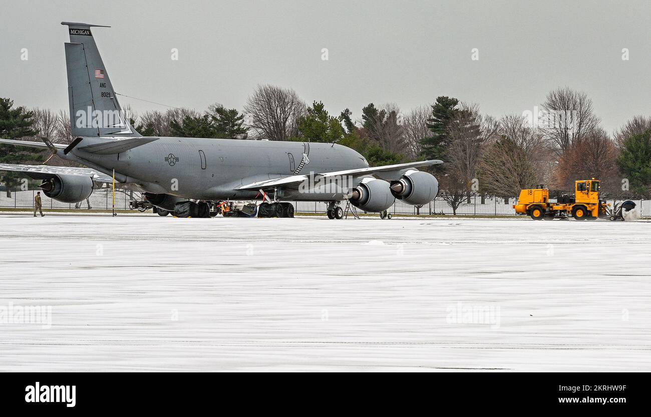 Runways and airfield ramps hi-res stock photography and images - Alamy