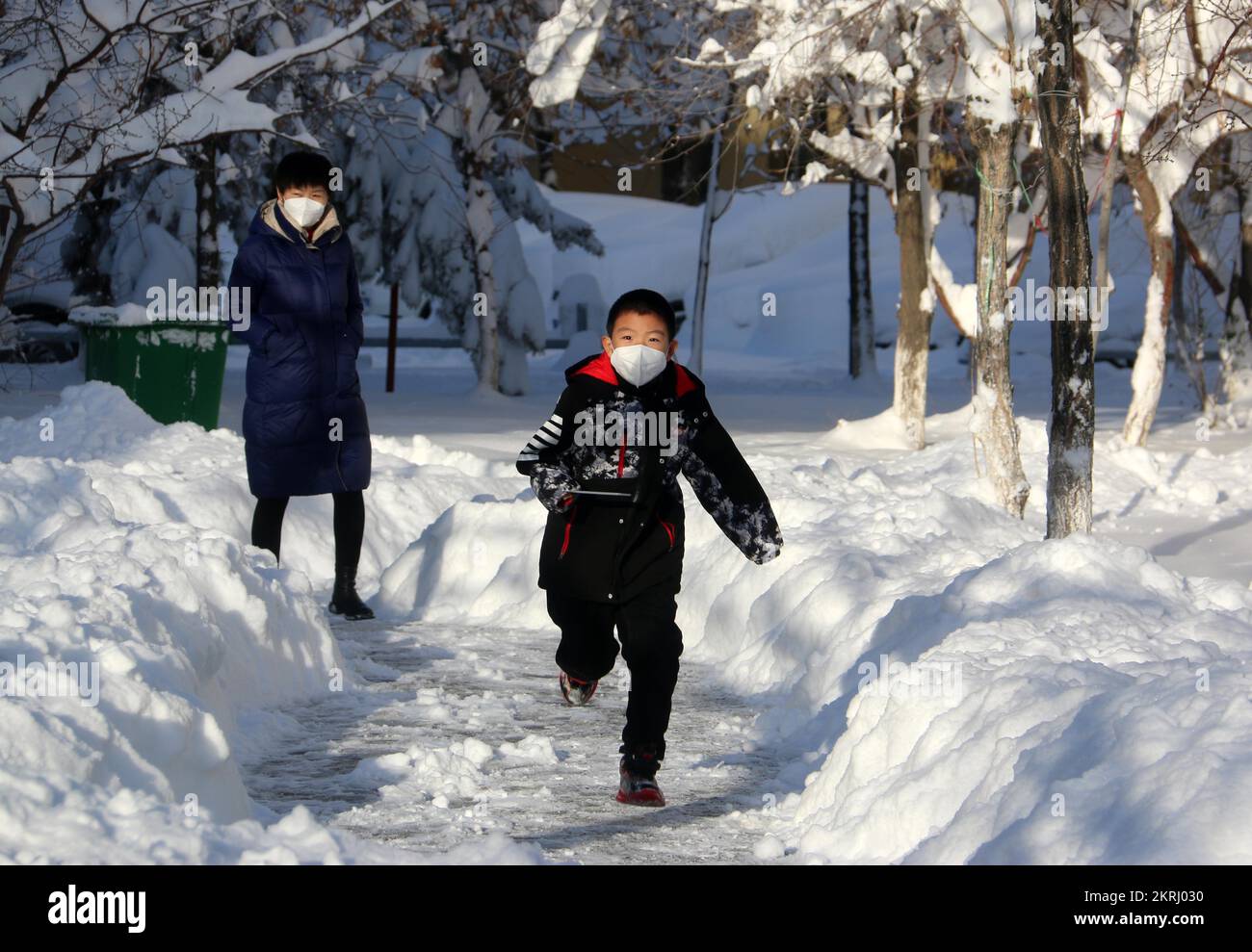 A heavy snow fell in the downtown area of Shawan City, northwest China ...