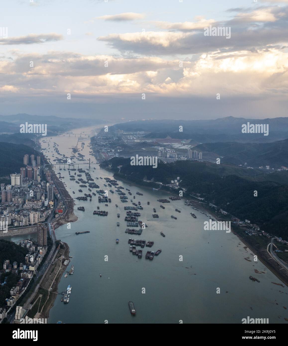 Aerial photos show cargo ships are busy shuttling in the Wuzhou section ...