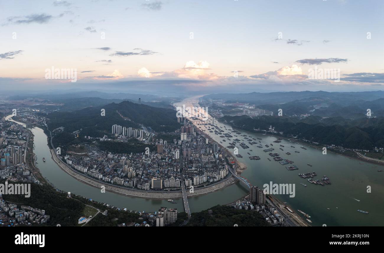 Aerial photos show cargo ships are busy shuttling in the Wuzhou section ...