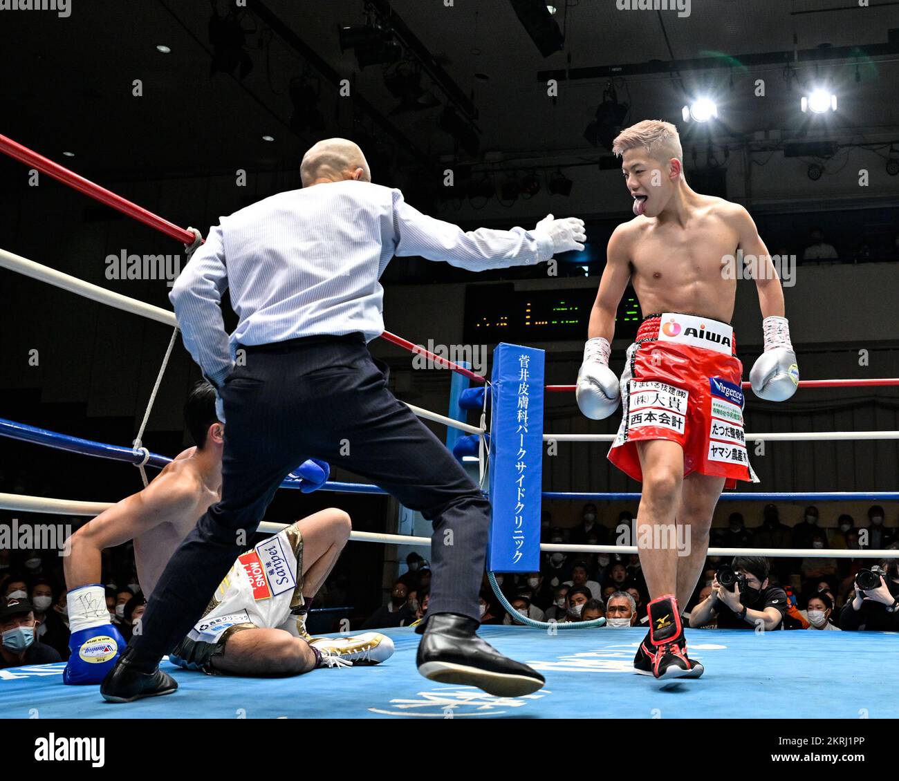Yudai Shigeoka (silver gloves) knocks down Tatsuro Nakashima (blue ...