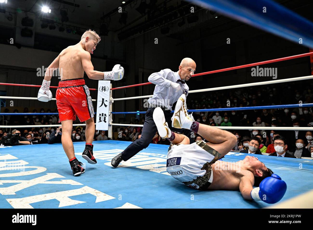 Yudai Shigeoka (silver gloves) knocks down Tatsuro Nakashima (blue ...