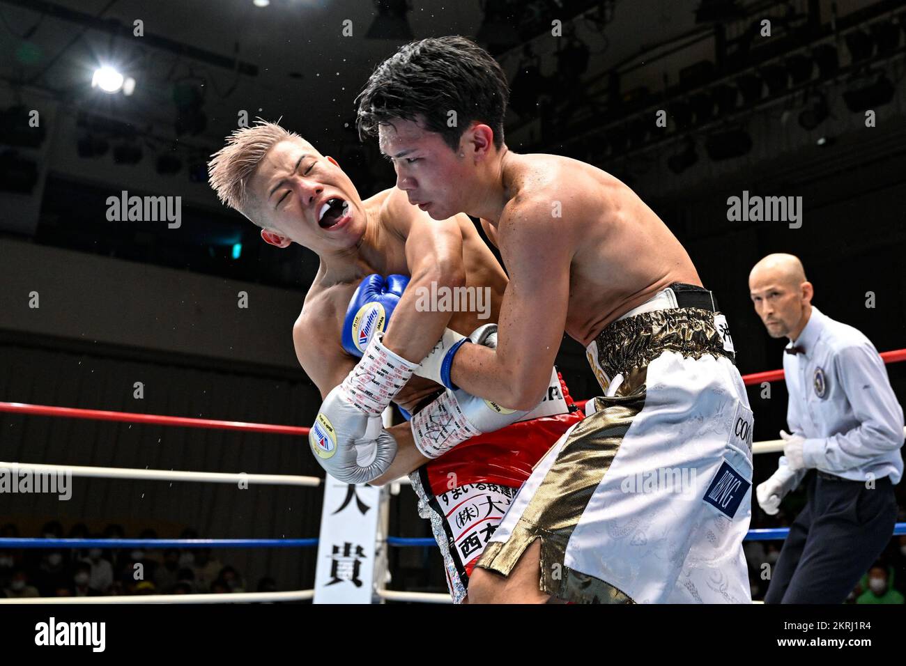Yudai Shigeoka (silver gloves) and Tatsuro Nakashima (blue gloves ...