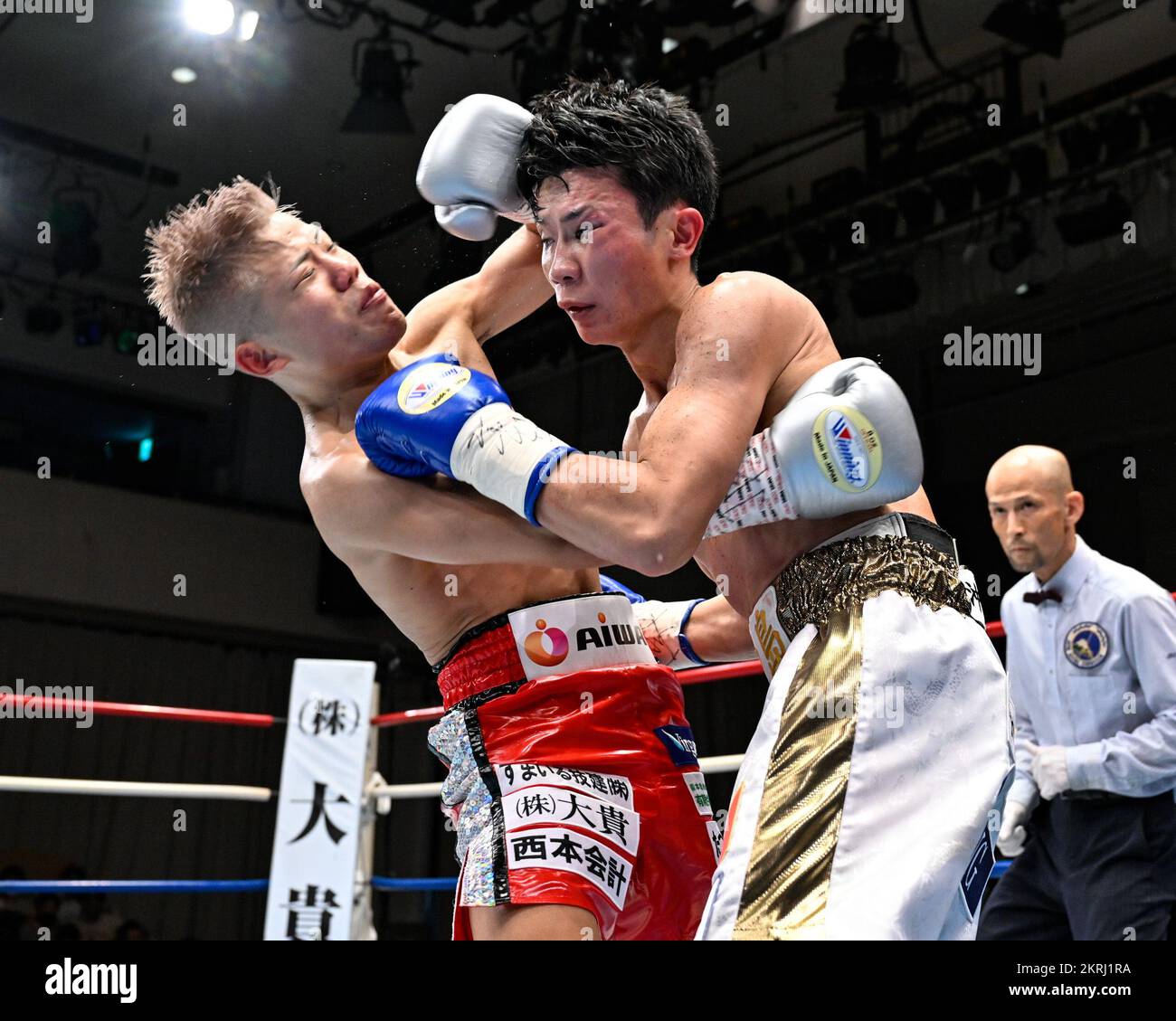 Yudai Shigeoka (silver gloves) and Tatsuro Nakashima (blue gloves ...