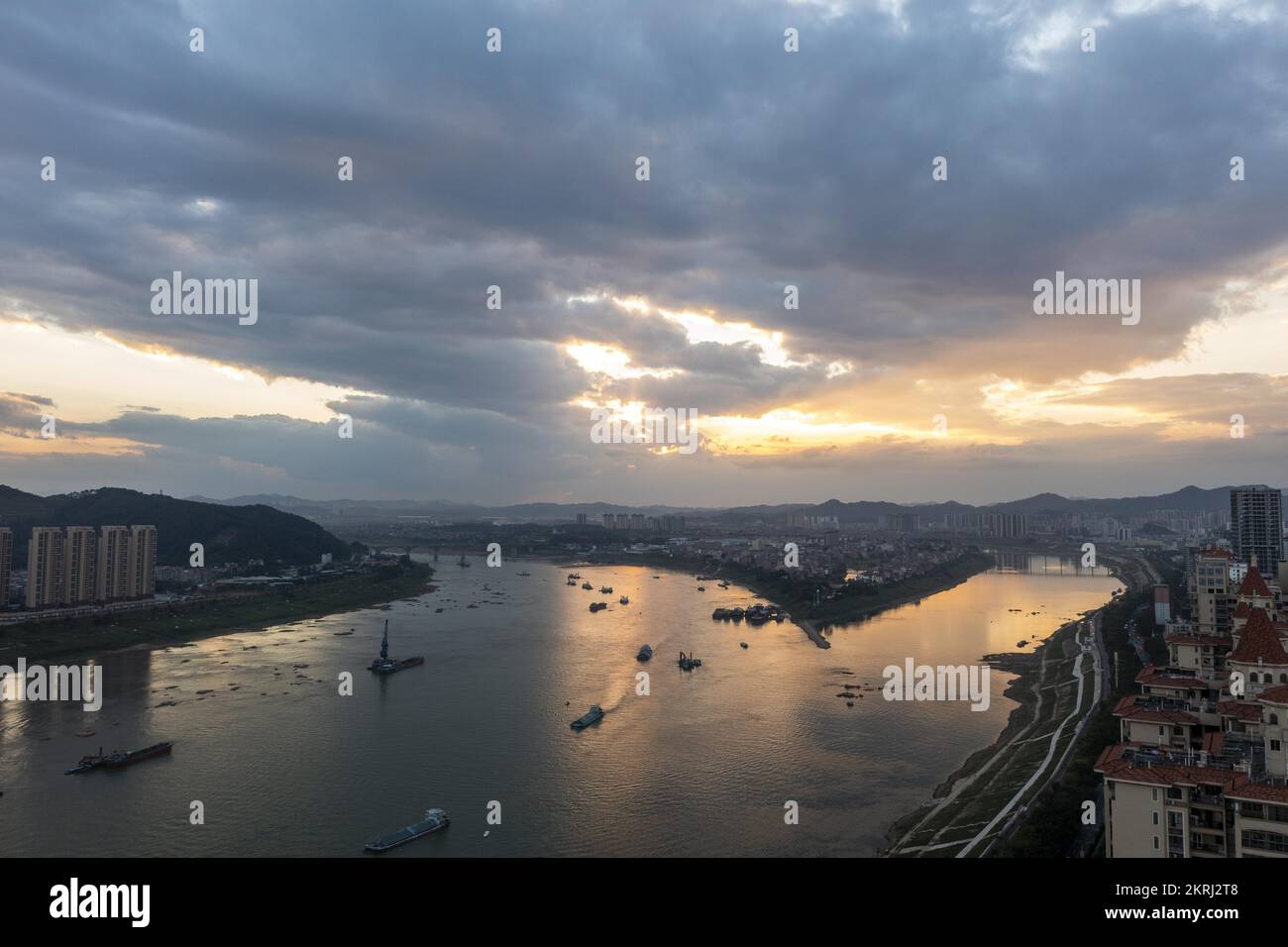Aerial photos show cargo ships are busy shuttling in the Wuzhou section ...
