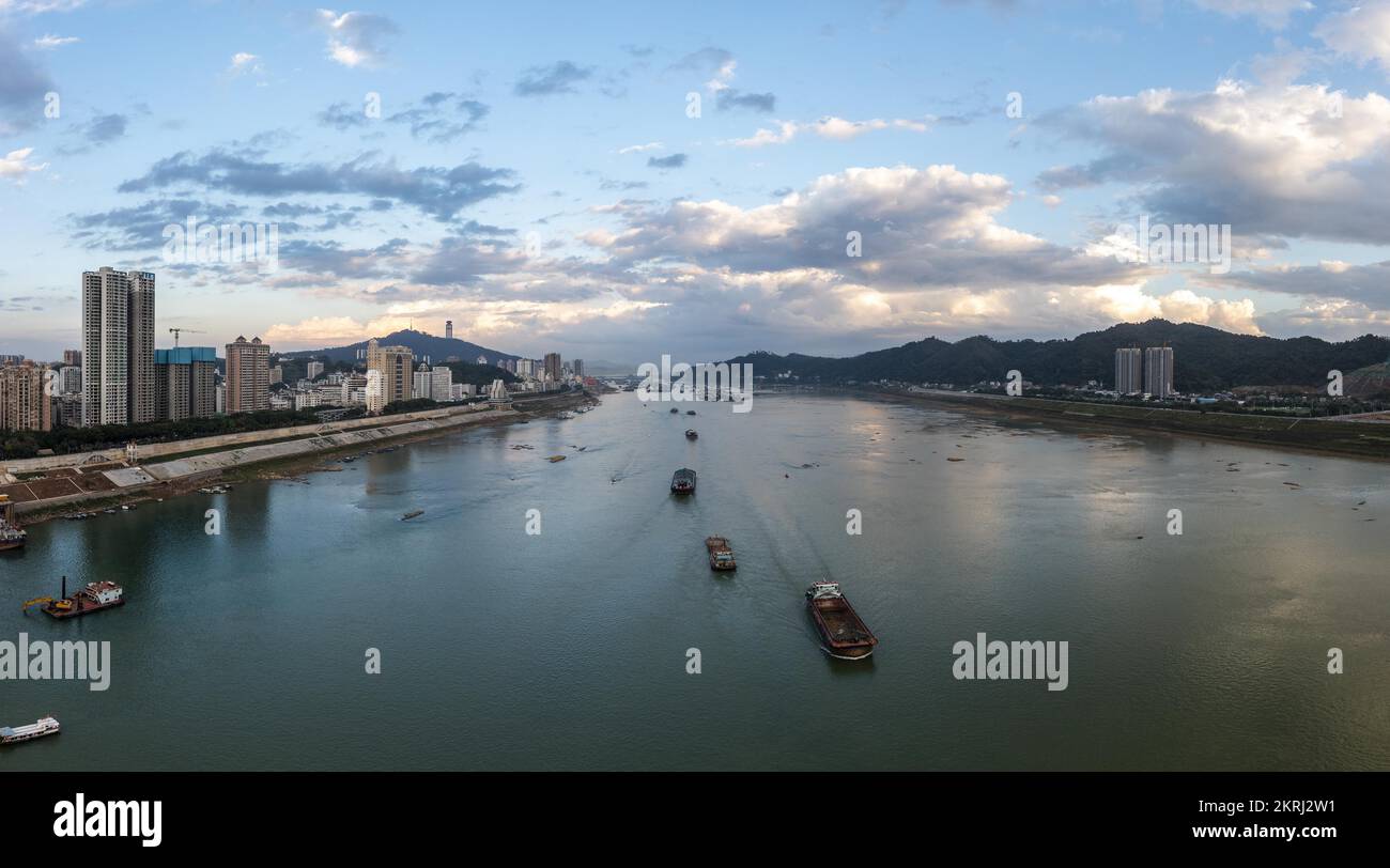 Aerial photos show cargo ships are busy shuttling in the Wuzhou section ...