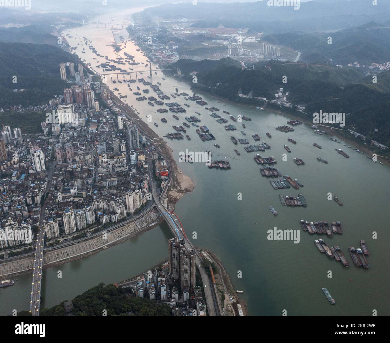 Aerial photos show cargo ships are busy shuttling in the Wuzhou section ...