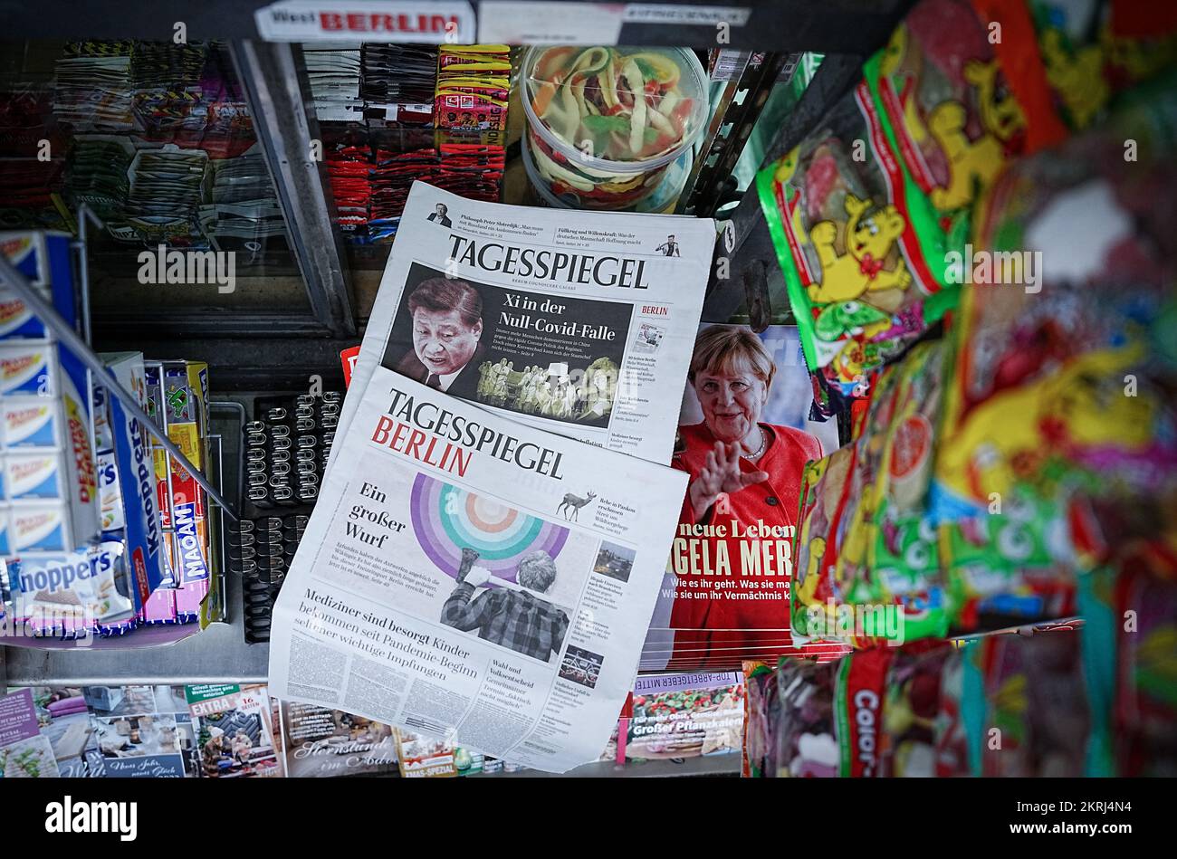 Berlin, Germany. 29th Nov, 2022. ILLUSTRATION - At a kiosk, the ...