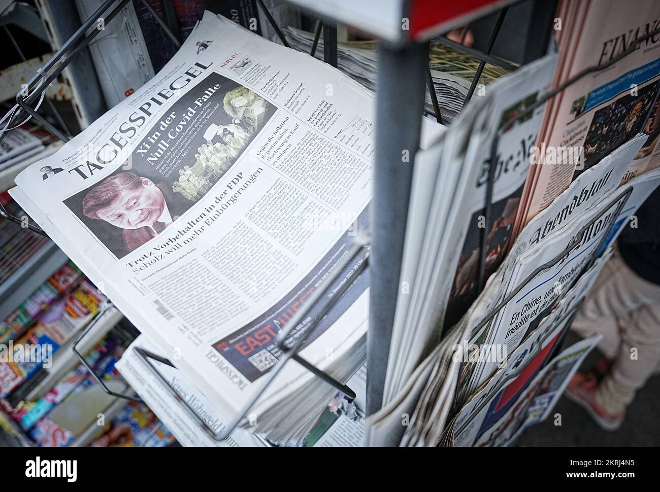 Berlin, Germany. 29th Nov, 2022. ILLUSTRATION - At a kiosk, the ...