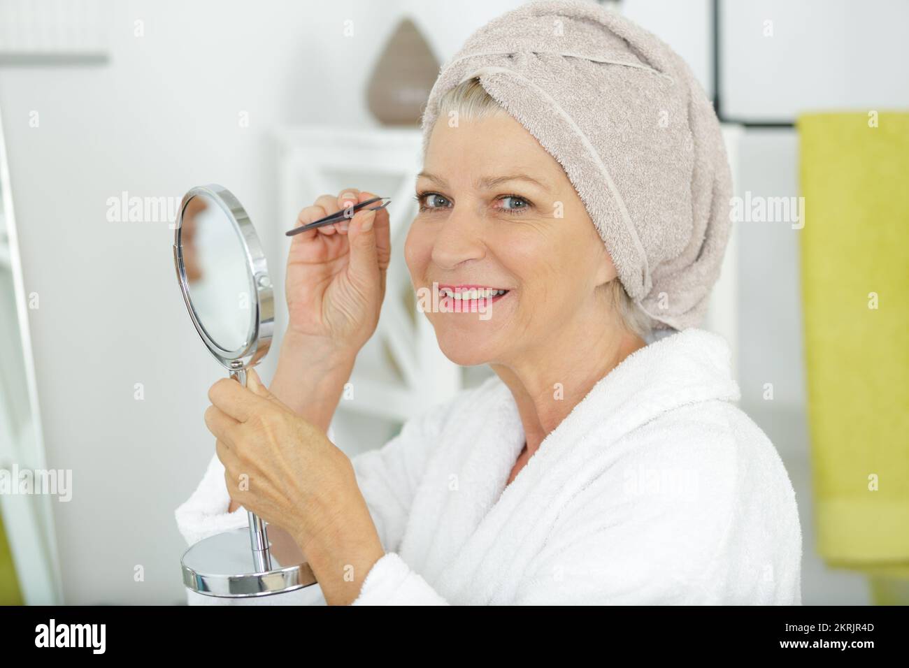 a woman plucking the eyebrows Stock Photo - Alamy