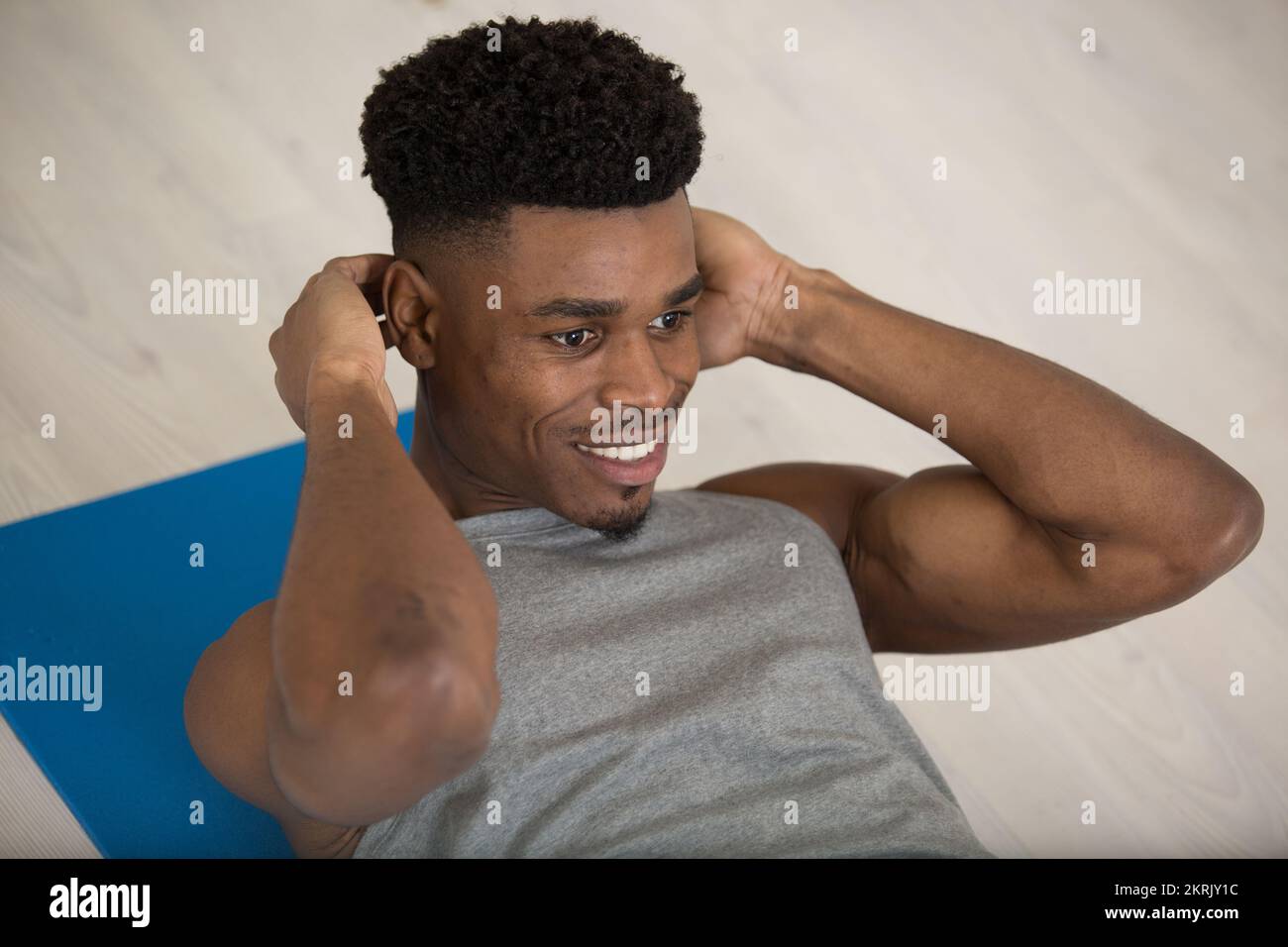 man is doing sit ups indoors Stock Photo - Alamy