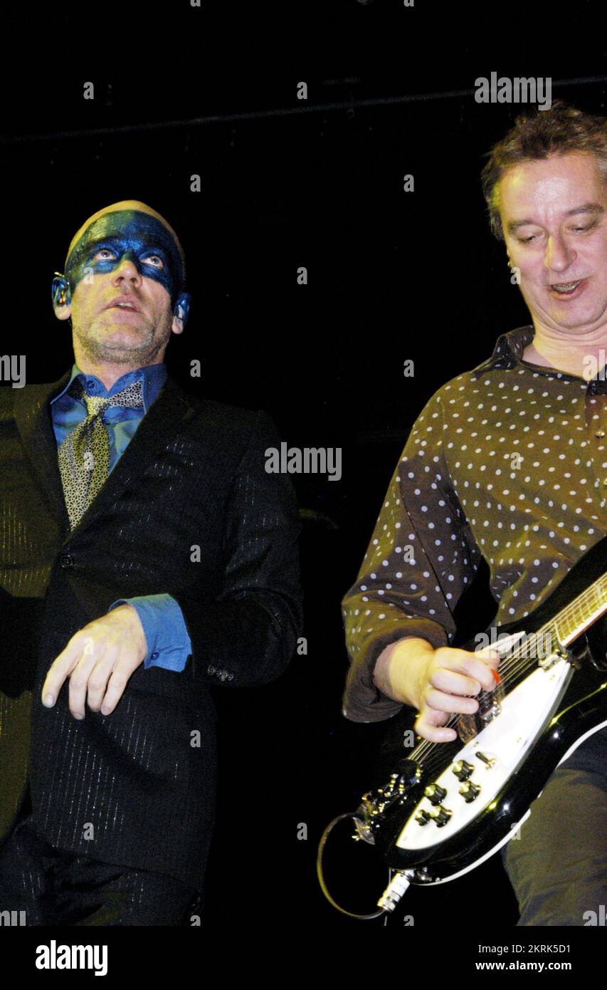 MICHAEL STIPE, PETER BUCK, REM, WORLD TOUR, 2005: Singer Michael Stipe ...