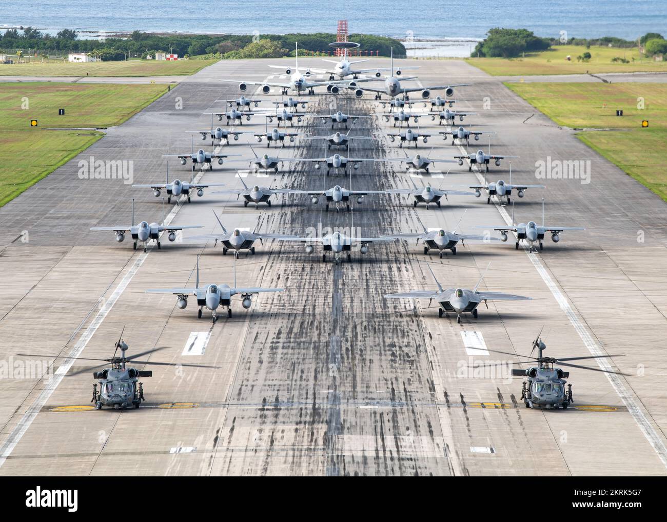 Aircraft line up hi-res stock photography and images - Alamy