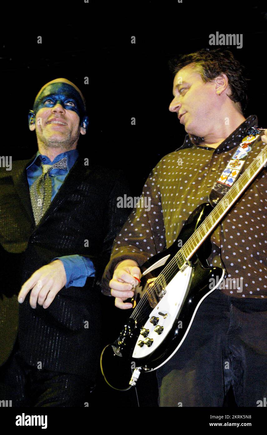 MICHAEL STIPE, PETER BUCK, REM, WORLD TOUR, 2005: Singer Michael Stipe ...