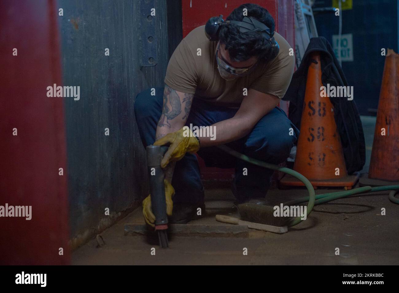 221122-N-JU916-1037 NORFOLK, Va. (Nov. 22, 2022) Aviation Boatswain's ...